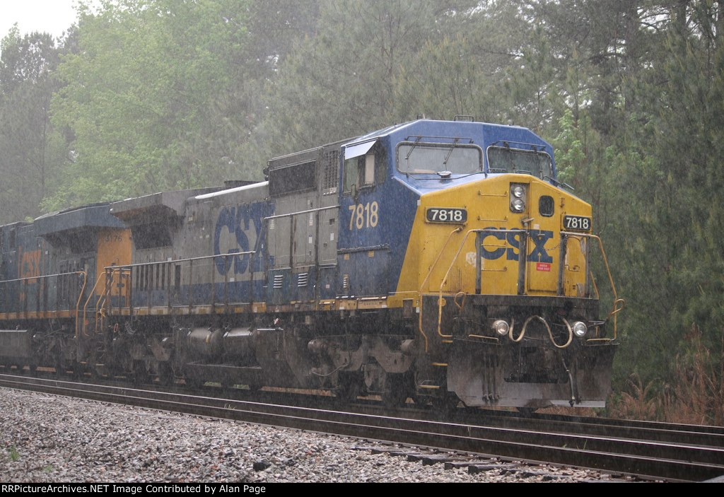 CSX C40-8W 7818 waits for green in the pouring rain